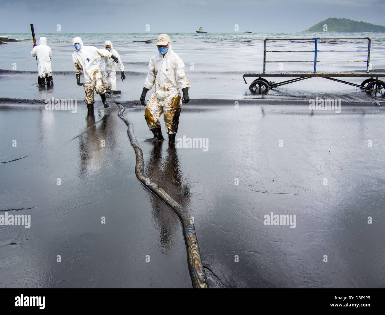 Oil poured in water hi-res stock photography and images - Alamy