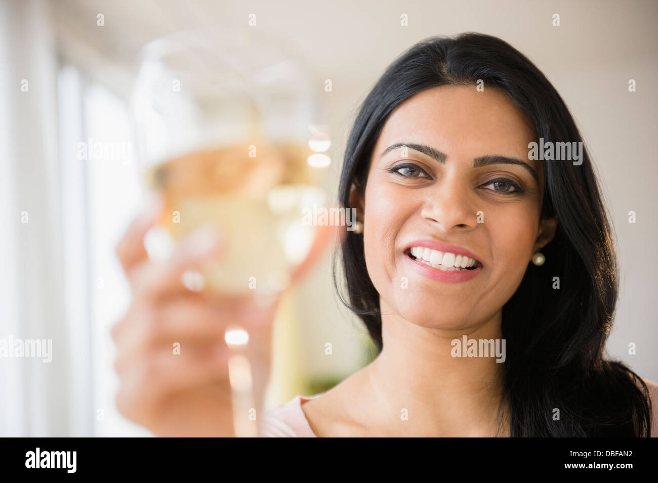 Black woman holding glass of wine hi-res stock photography and images ...