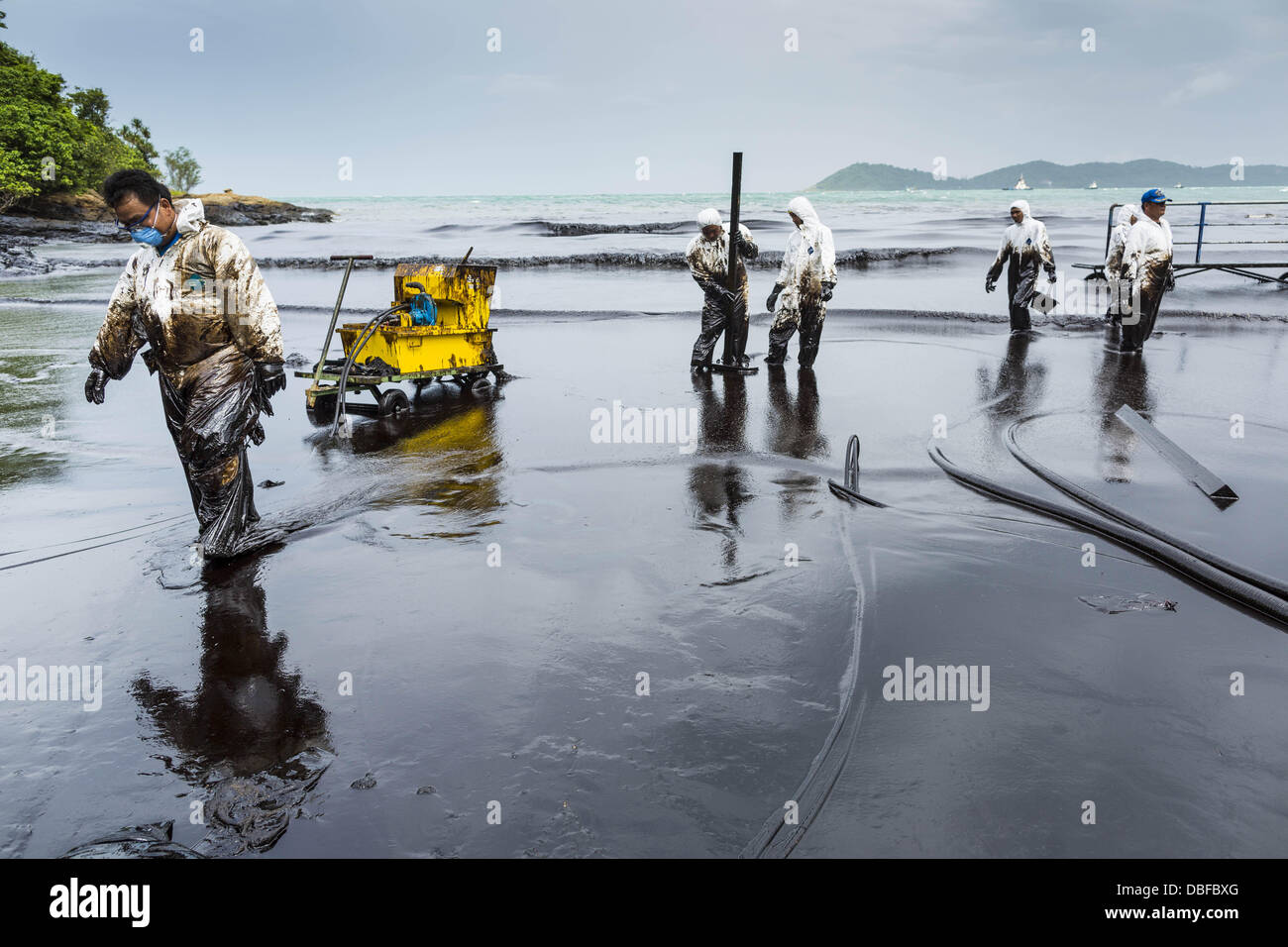 Oil poured in water hi-res stock photography and images - Alamy