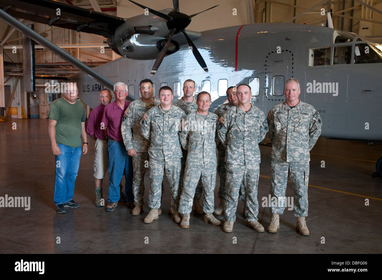 Chief warrant officer kelly cawood far right hi-res stock photography ...