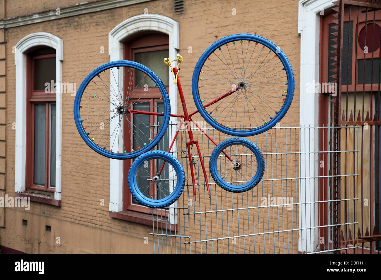 Artwork of bike wheels on fence in Amsterdam Stock Photo - Alamy