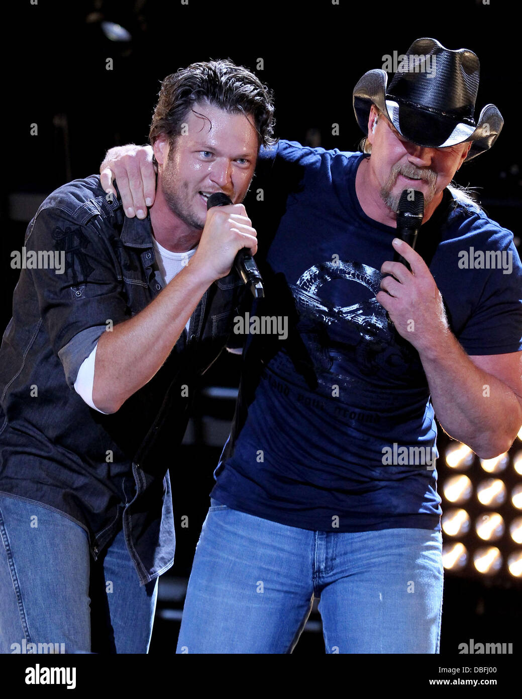 Blake Shelton and Tracy Atkins Final night of the 2011 CMA Music ...