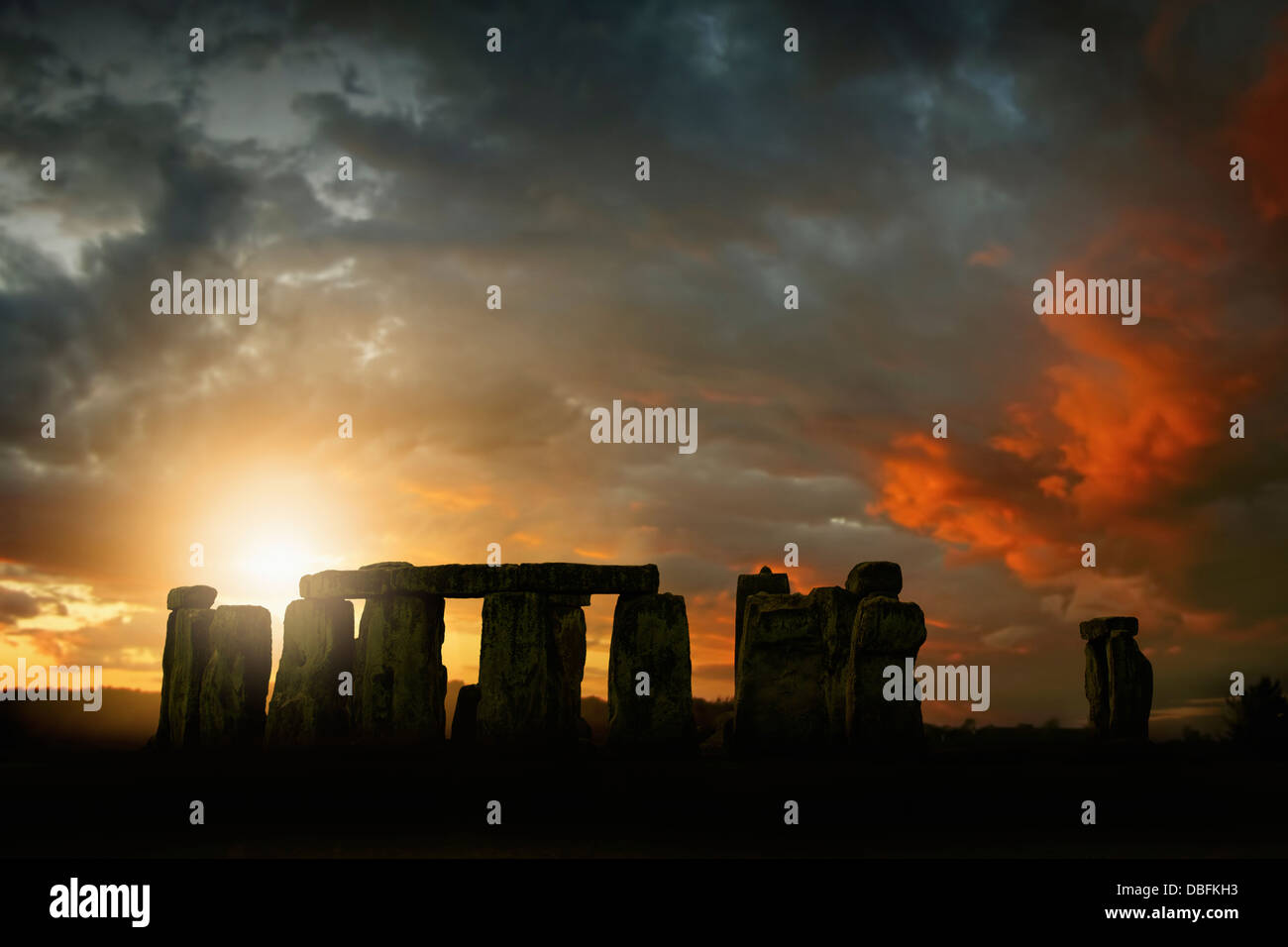 Sun rising over Stonehenge, Wiltshire, United Kingdom Stock Photo - Alamy