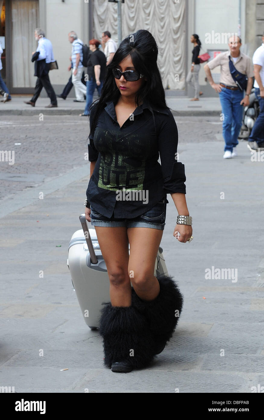 Nicole "Snooki" Polizzi shops in the San Lorenzo markets of Florence ...