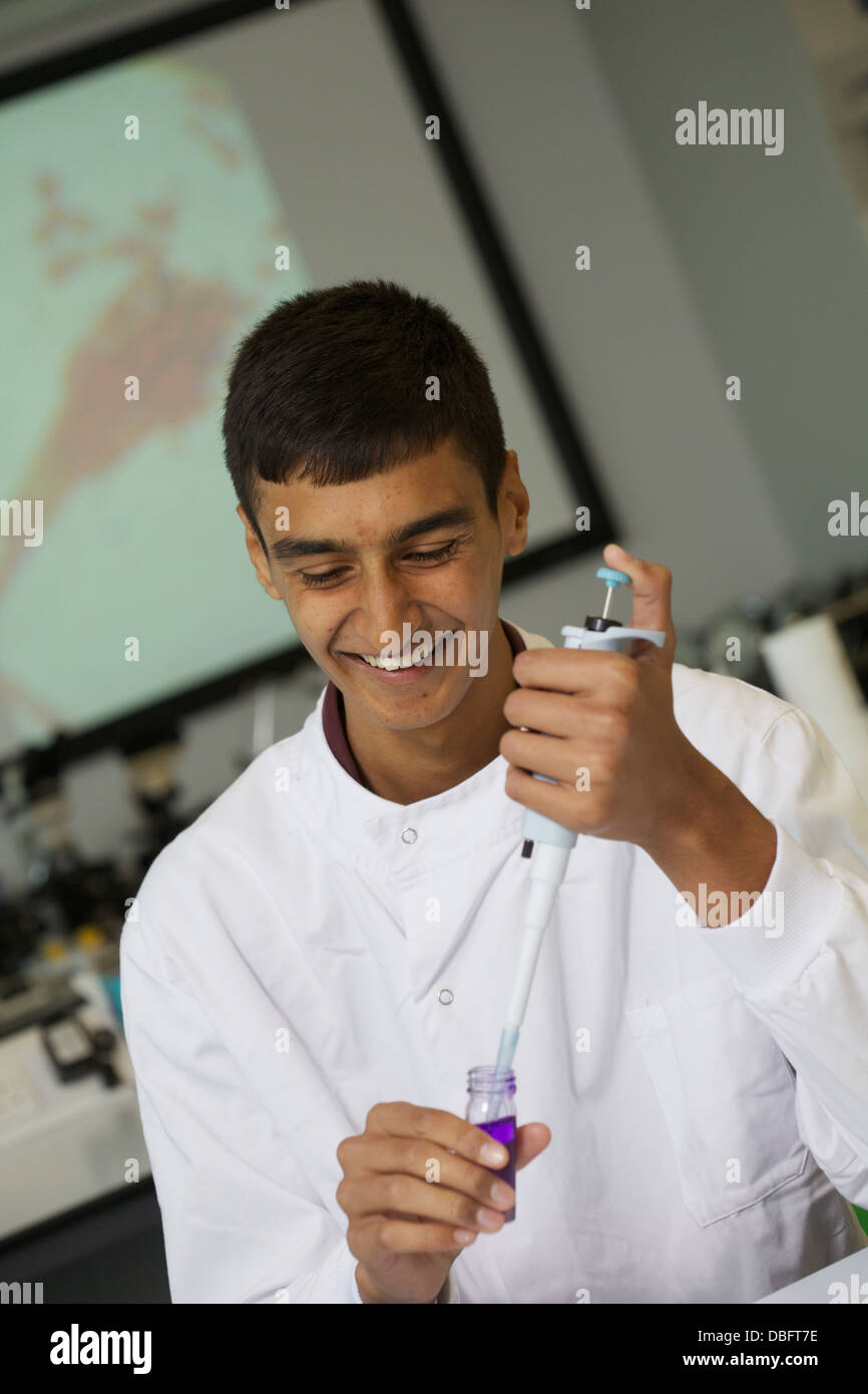 student in laboratory doing experiment Stock Photo - Alamy
