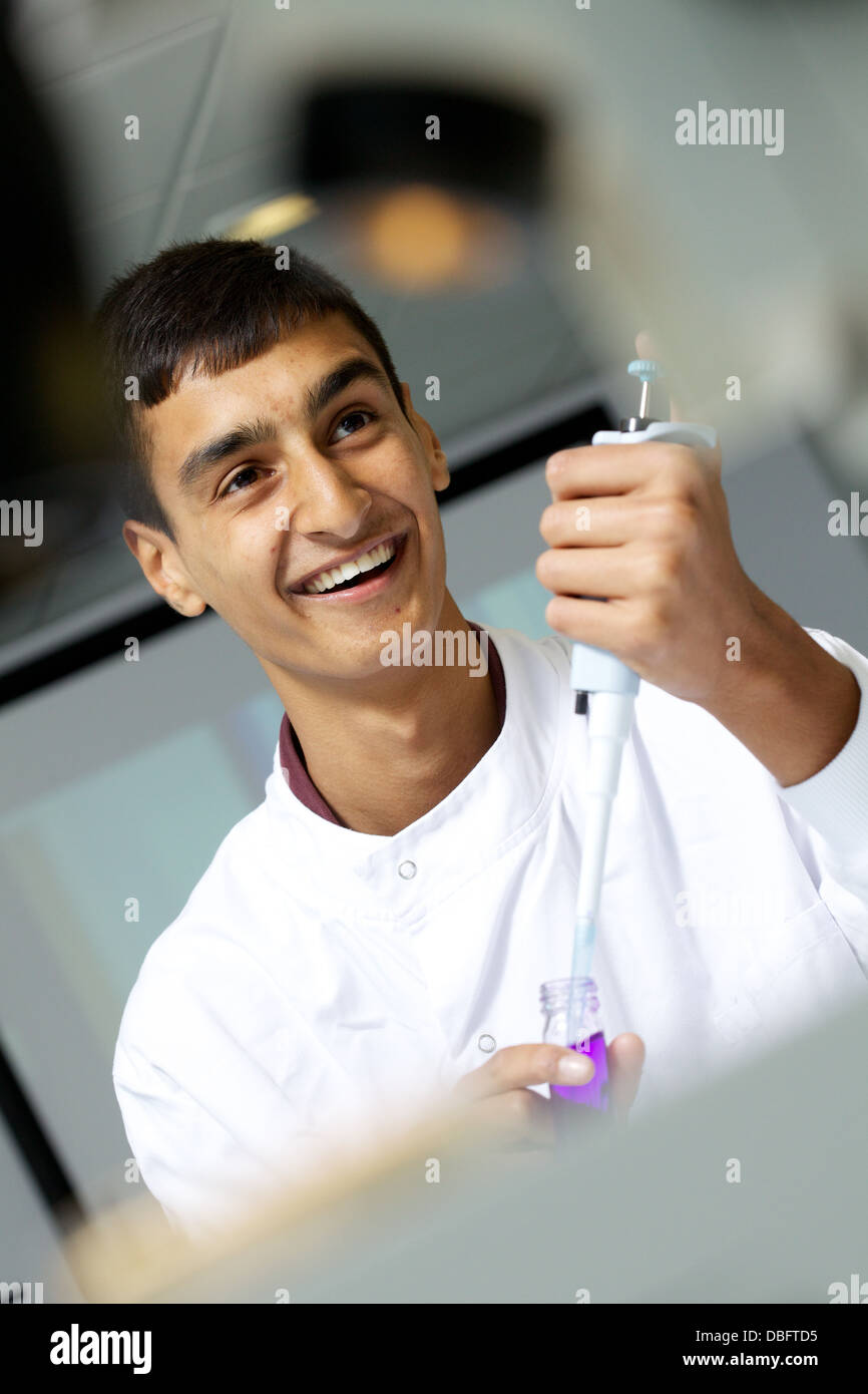 student in laboratory doing experiment Stock Photo - Alamy