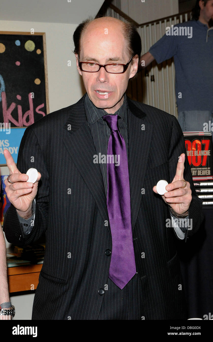 James bond series hi-res stock photography and images - Alamy