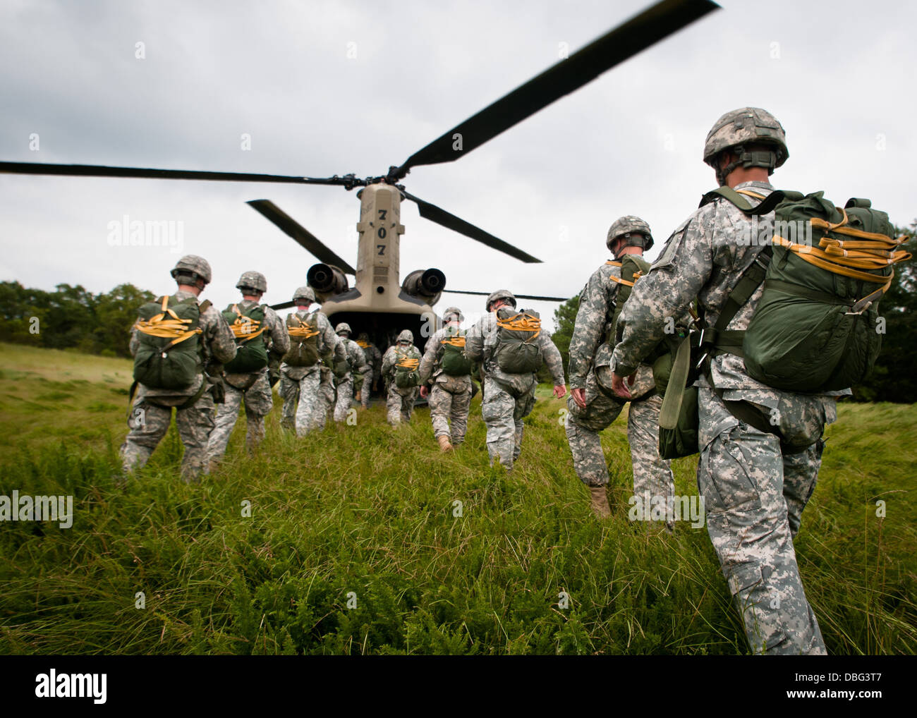 Aircraft paratroopers hi-res stock photography and images - Alamy