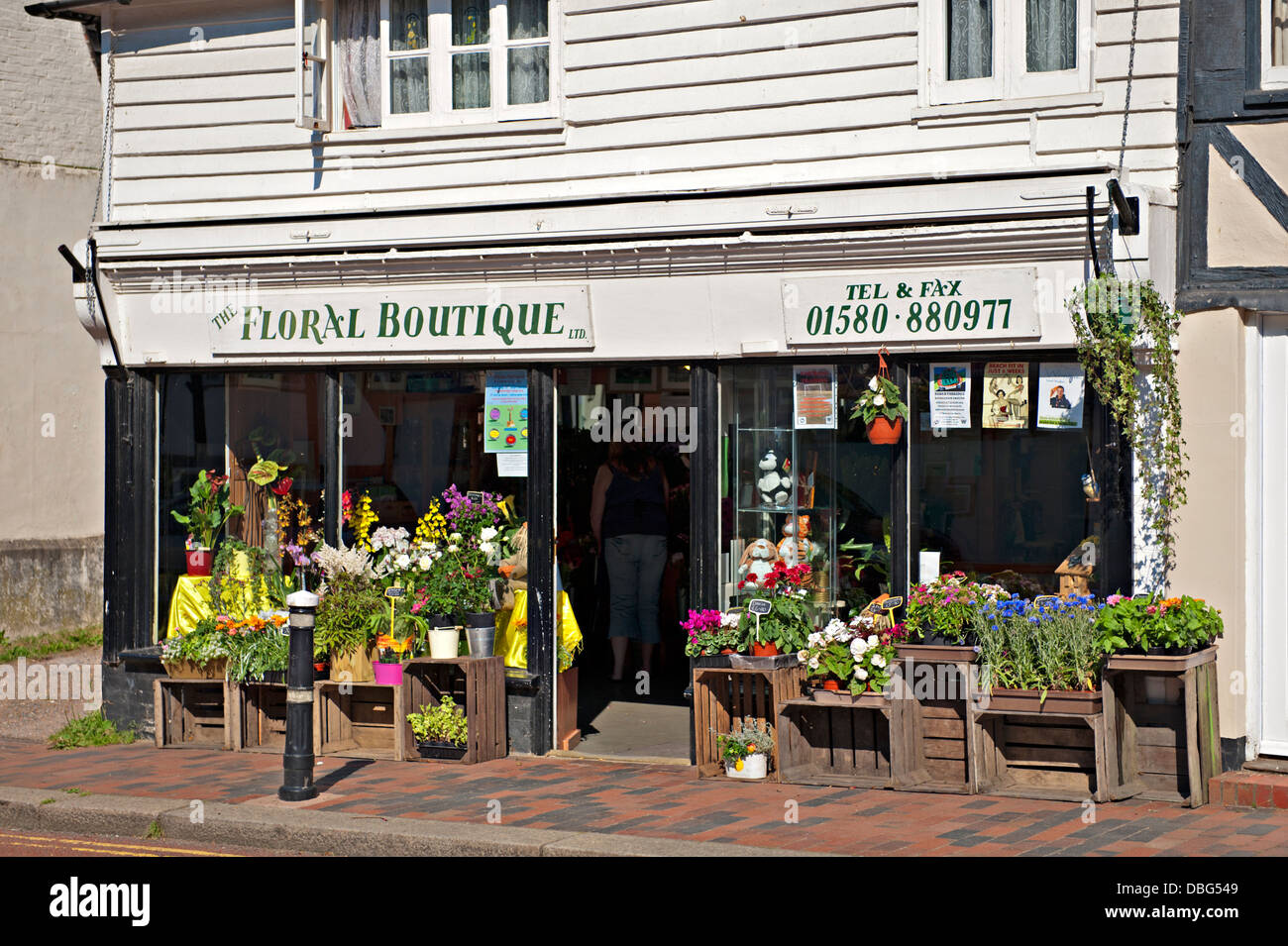 Typical english village scene hi-res stock photography and images - Alamy