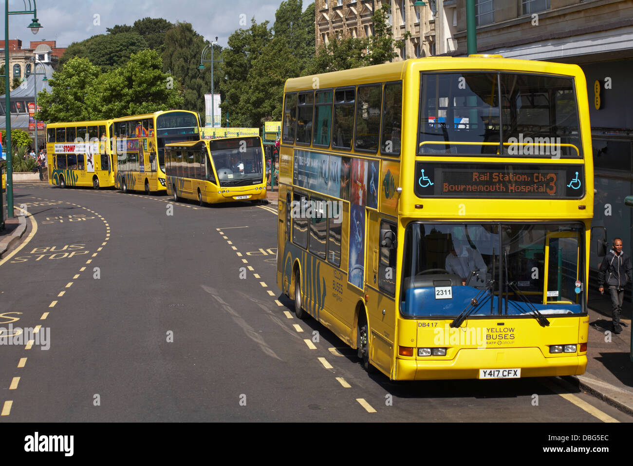 Yellow buses bus stopped bus hi-res stock photography and images - Alamy