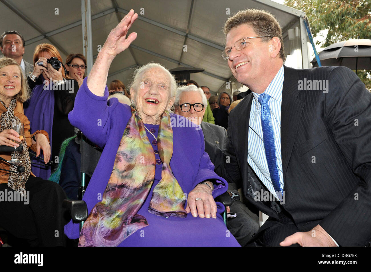 Dame Elisabeth Murdoch, mother of Rupert Murdoch, who is 102 years old ...
