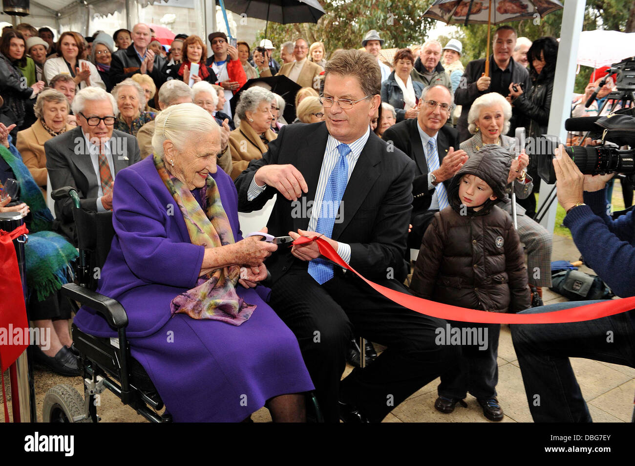 Dame Elisabeth Murdoch, mother of Rupert Murdoch, who is 102 years old ...