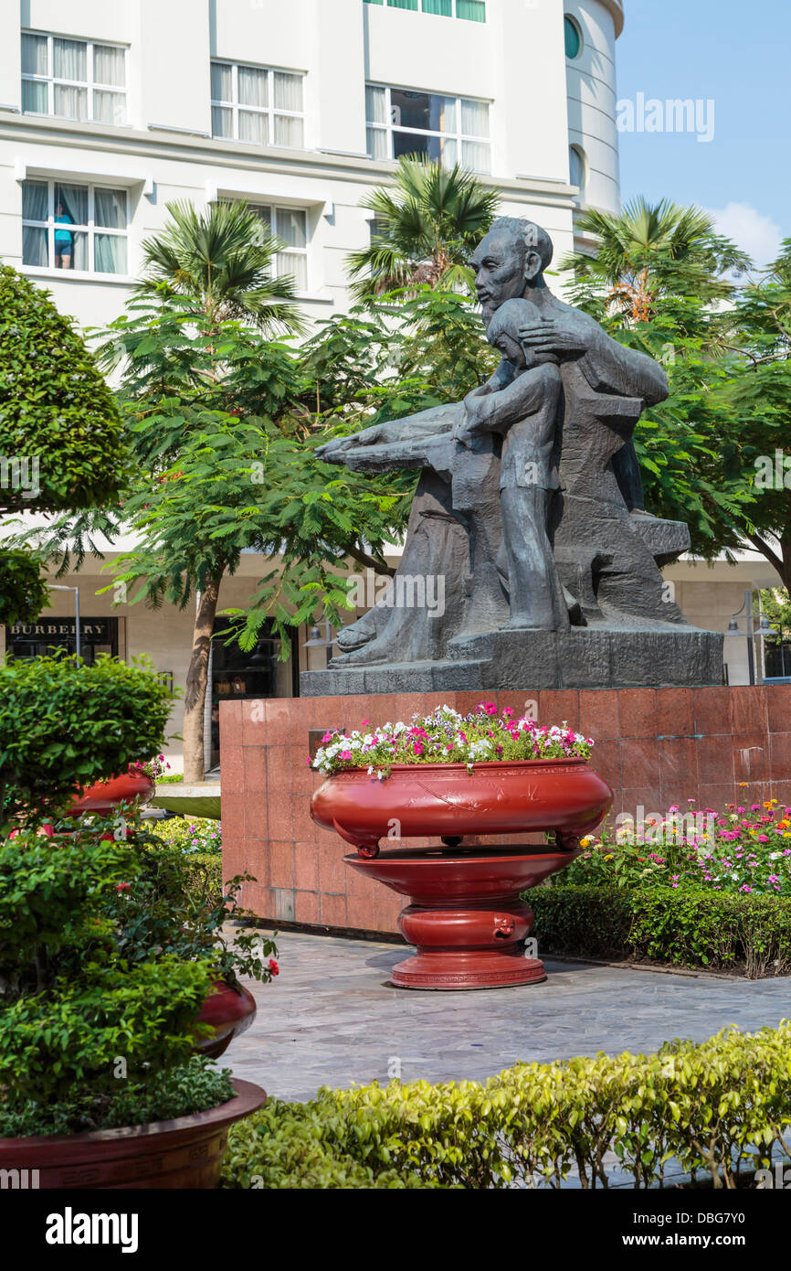 Ho chi minh statue saigon hi-res stock photography and images - Alamy