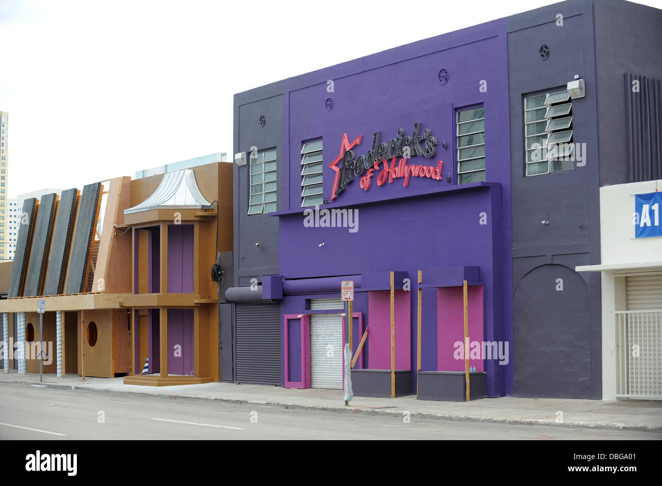 Atmosphere Workers recreate the "Sunset Strip -1987 " in downtown Miami ...