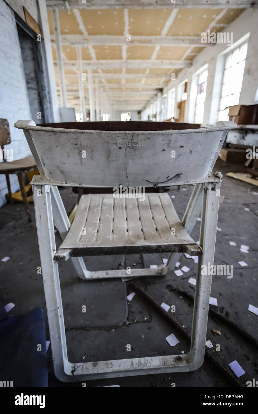 Broken panels hi-res stock photography and images - Alamy