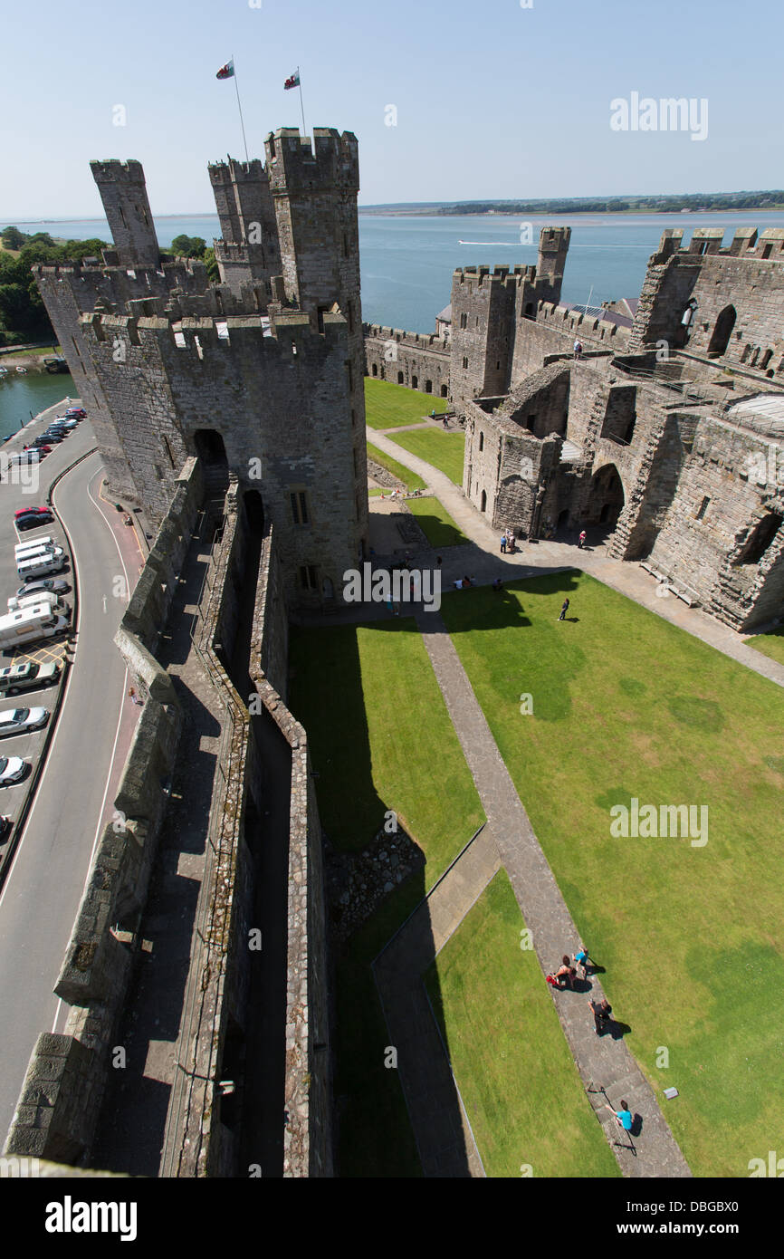 Caernarfon city gate hi-res stock photography and images - Alamy