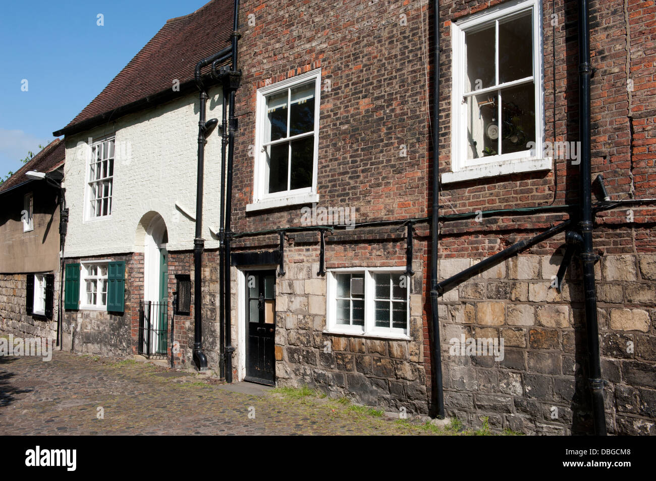 Traditional sash windows hi-res stock photography and images - Alamy
