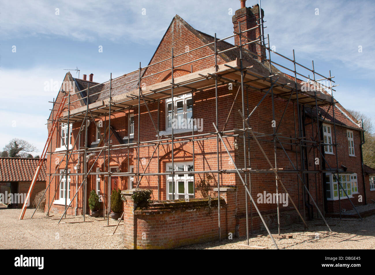 Scaffolding around building structure hi-res stock photography and ...