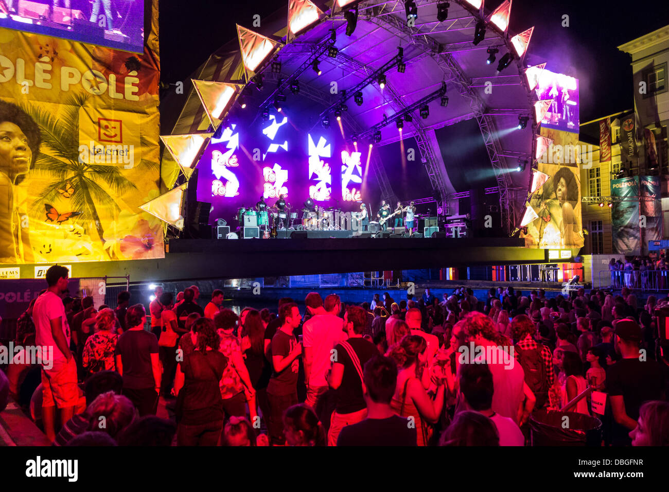 Singing stage concert hi-res stock photography and images - Alamy