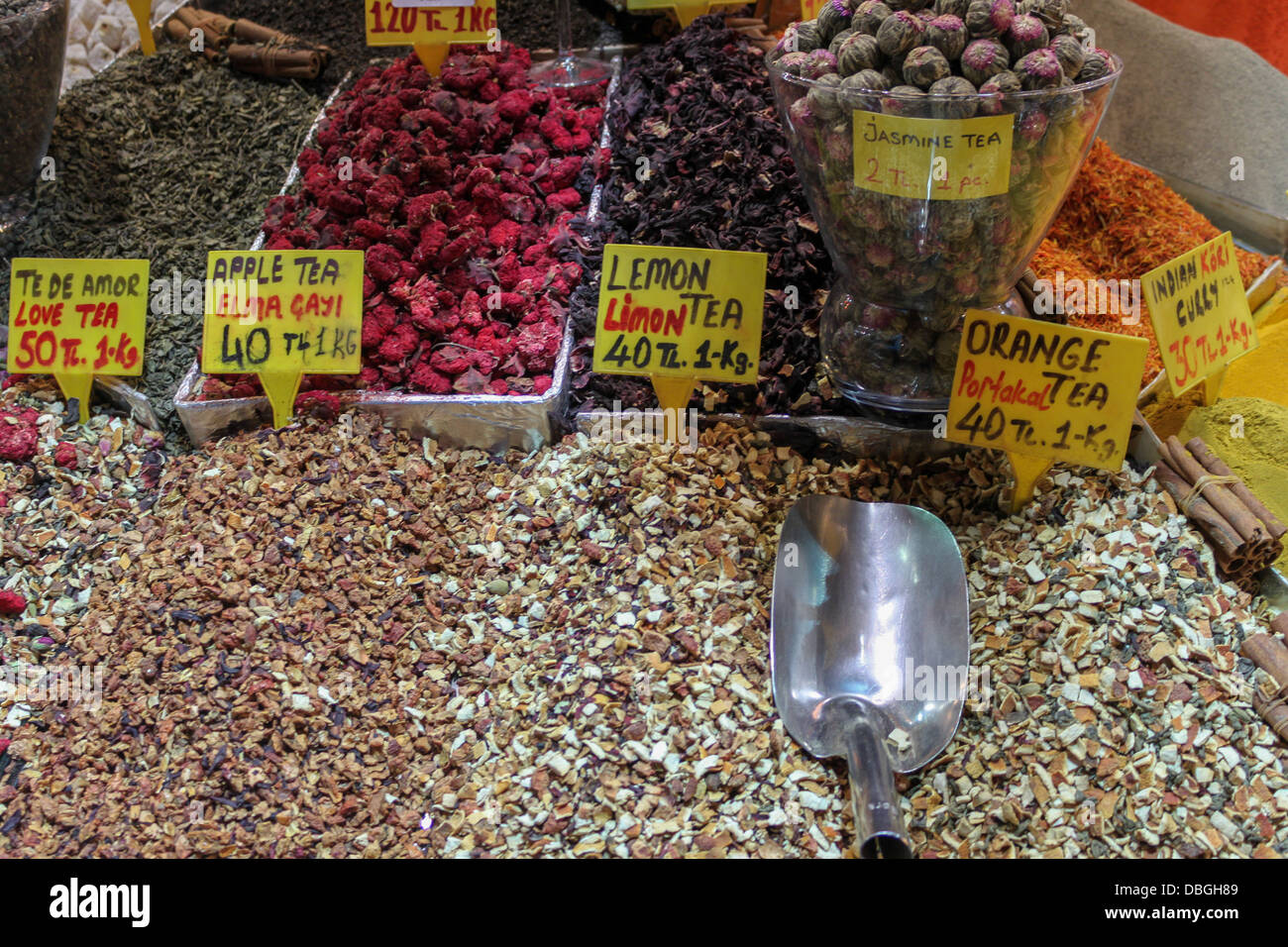 Istanbul street scene hi-res stock photography and images - Alamy