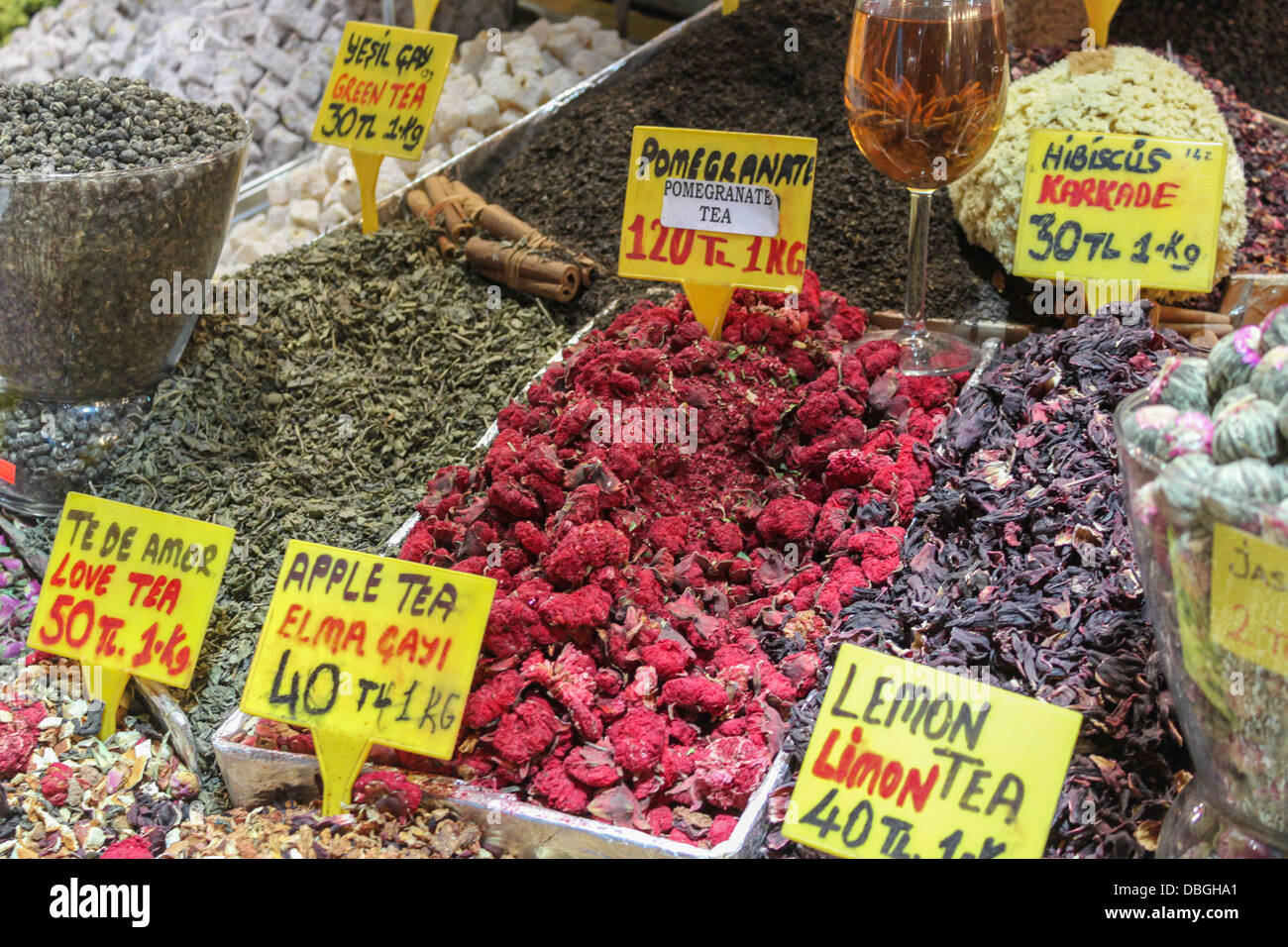 Istanbul street scene hi-res stock photography and images - Alamy