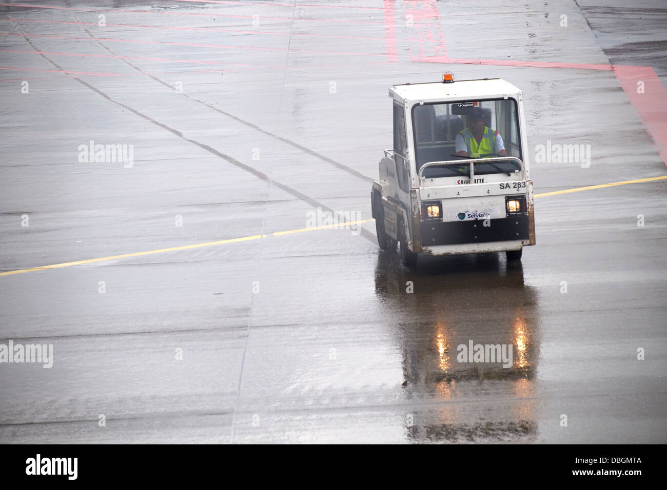 Airport ground crew hi-res stock photography and images - Alamy