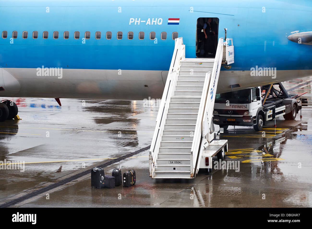 Aircraft steps hi-res stock photography and images - Alamy