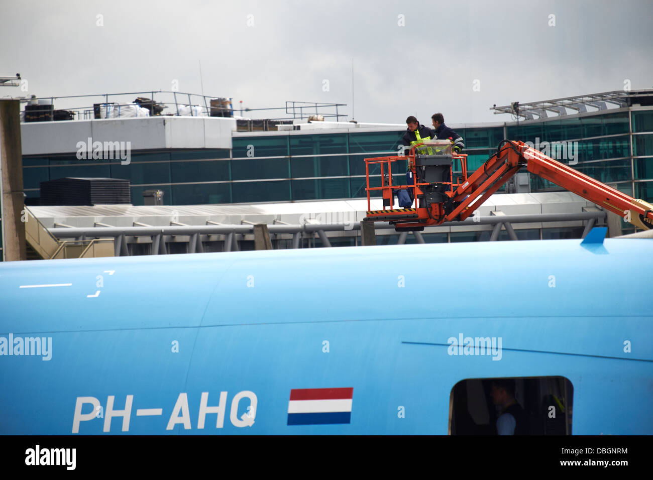 Ground crew preparing for takeoff Stock Photo - Alamy