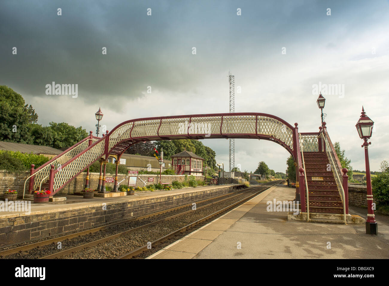 Settle Station footbridge and platforms Stock Photo - Alamy