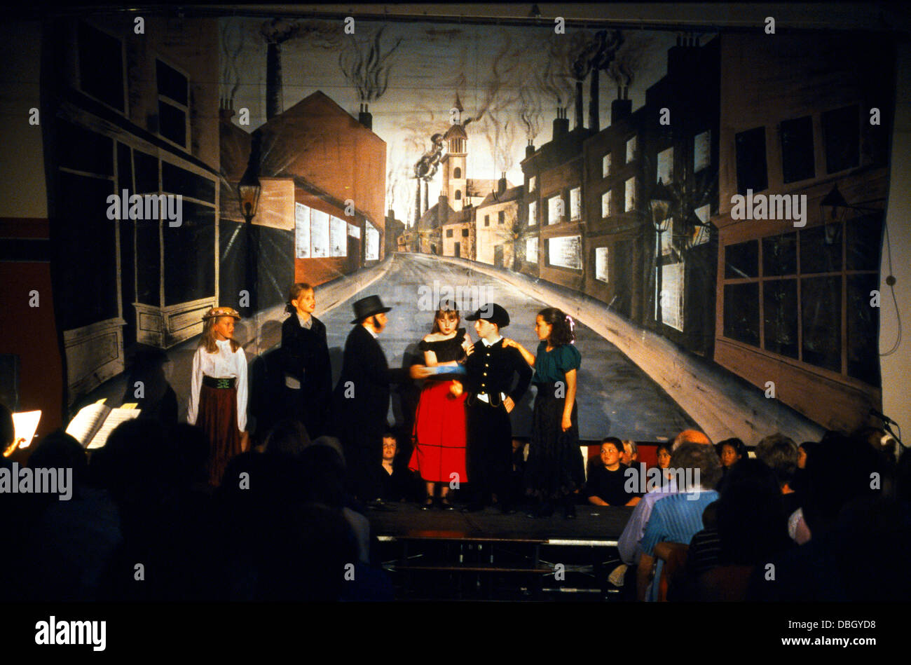 Play actors stage audience hi-res stock photography and images - Alamy