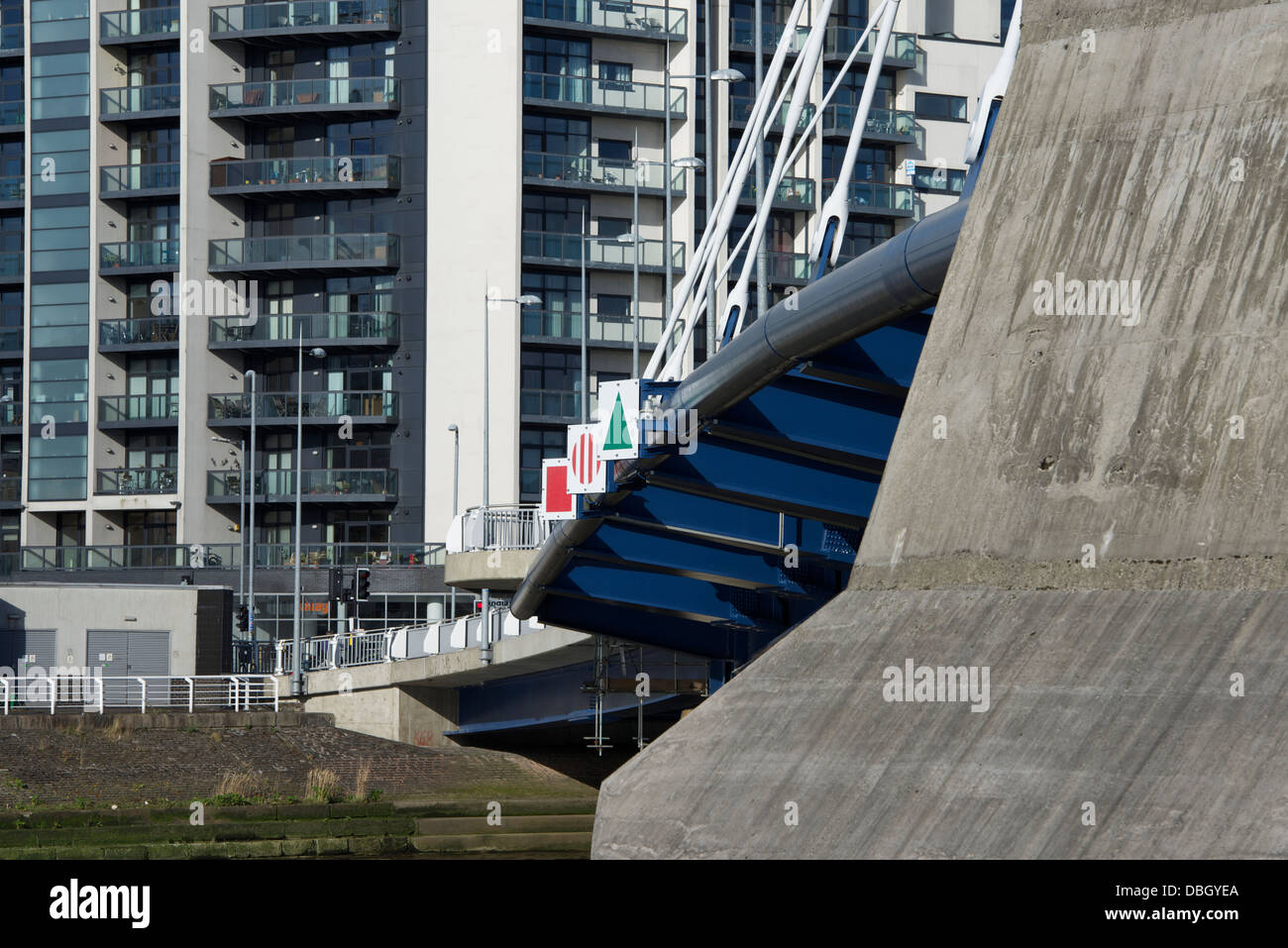 The Clyde Arc Bridge with Apartment building behind Stock Photo - Alamy
