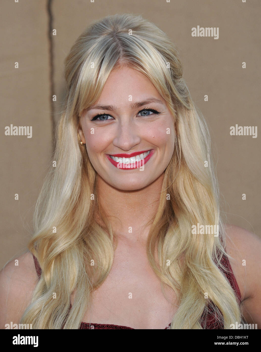 Beth behrs cbs cw showtime hi-res stock photography and images - Alamy