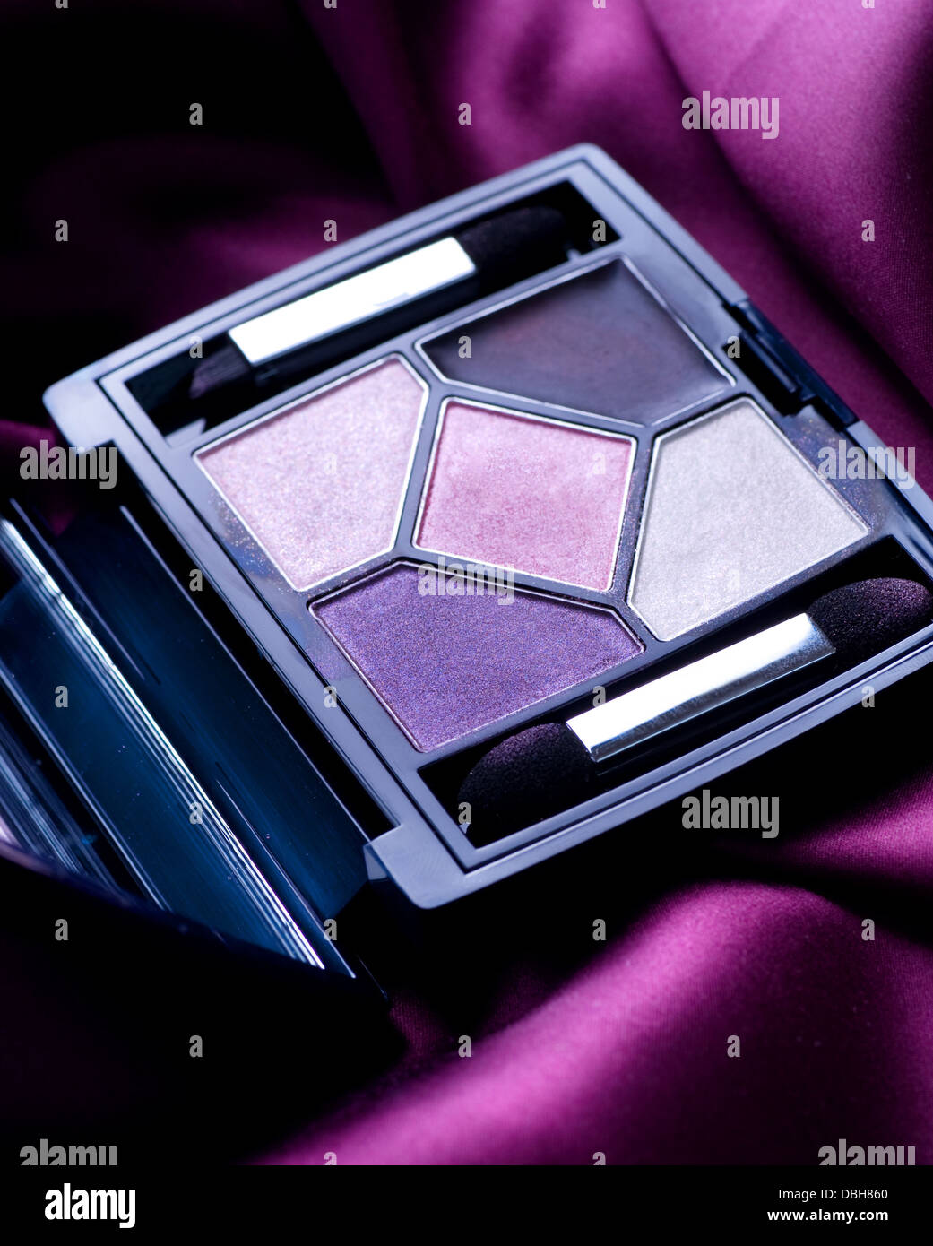 Beauty gold eye shadow hi-res stock photography and images - Alamy