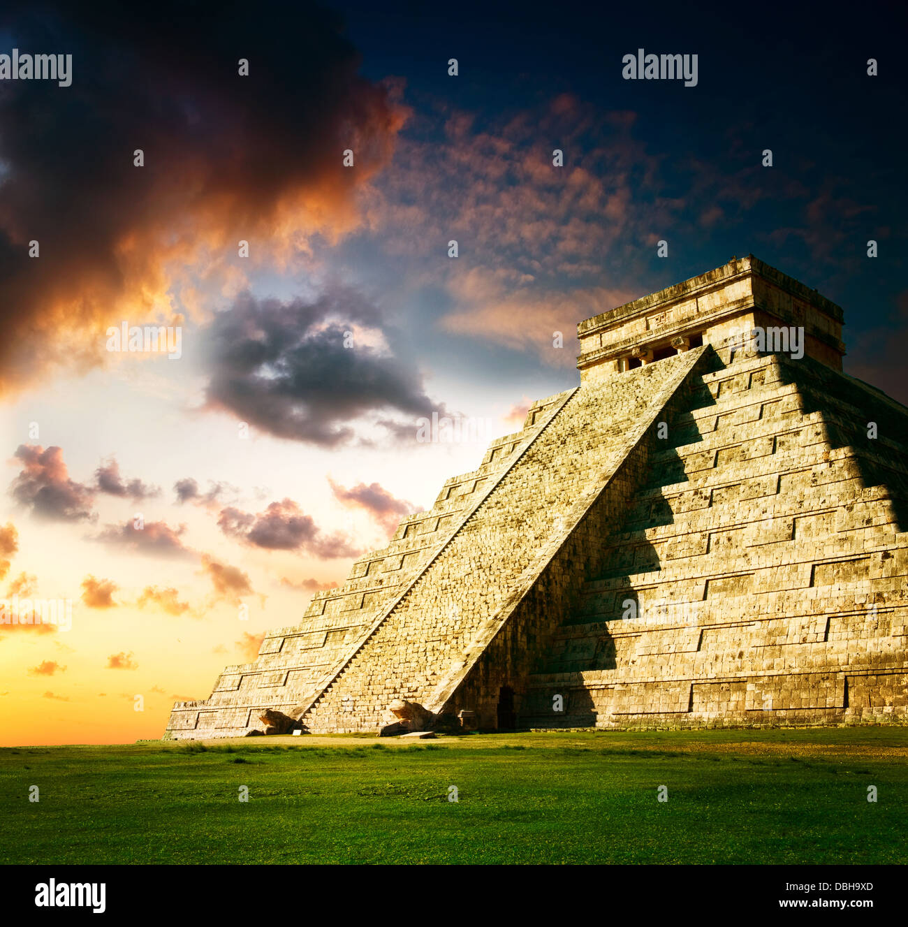 Mayan calendar pyramid hi-res stock photography and images - Alamy