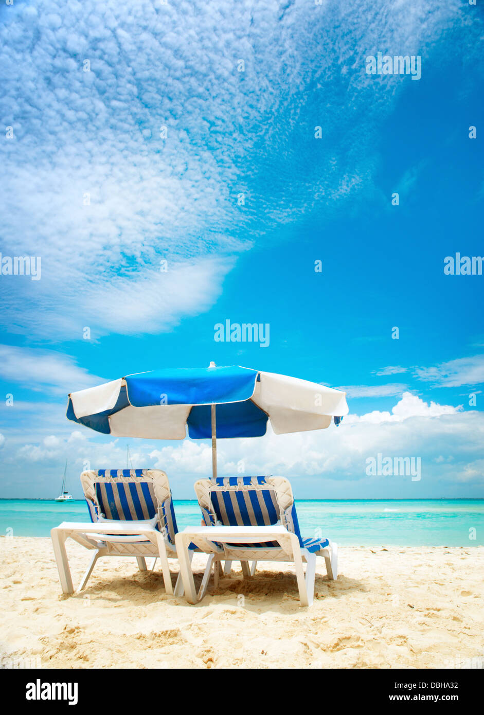Vacation and Tourism concept. Sunbeds on the beach Stock Photo - Alamy