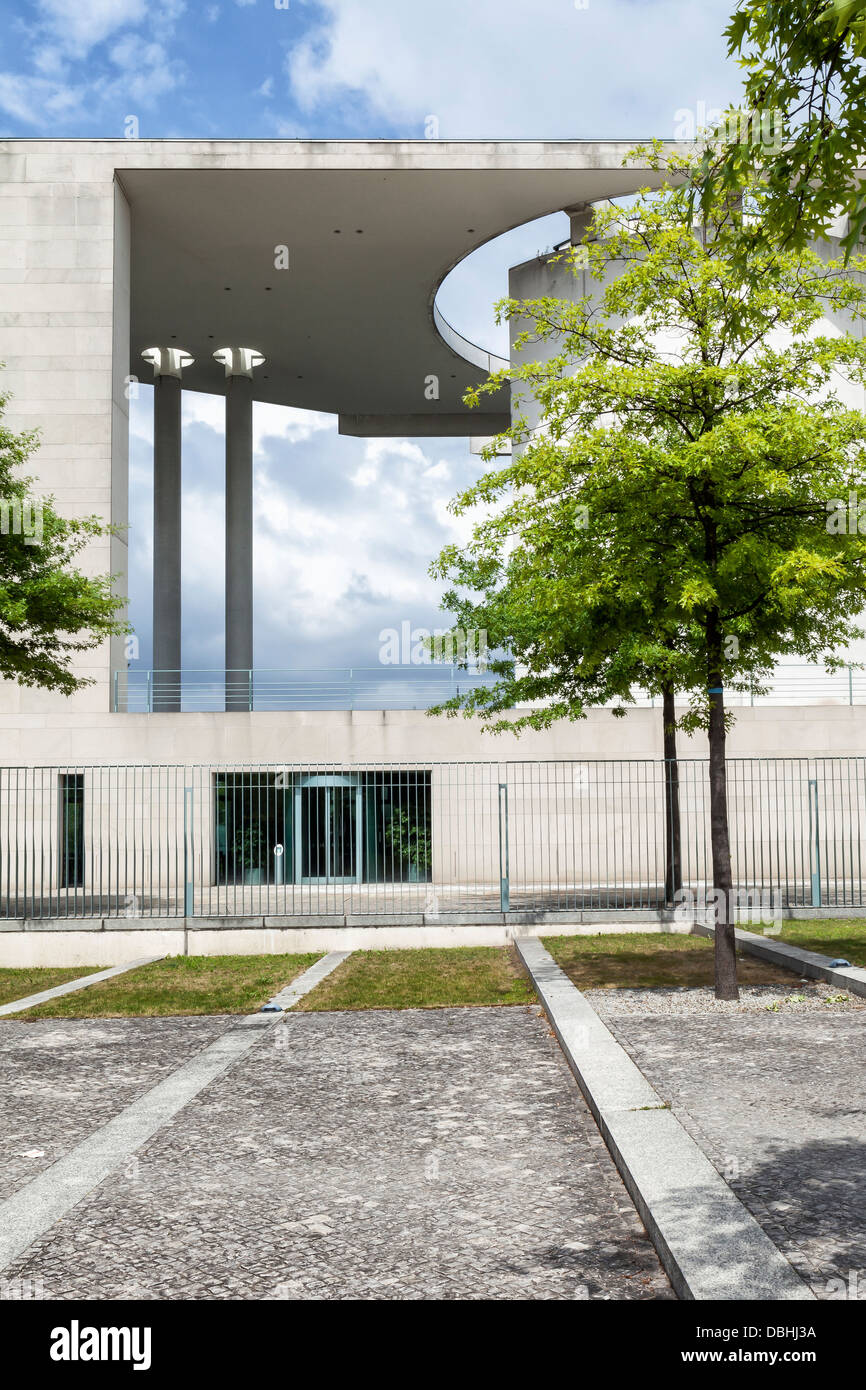 Side view of the glass and Concrete new Chancellery building ...