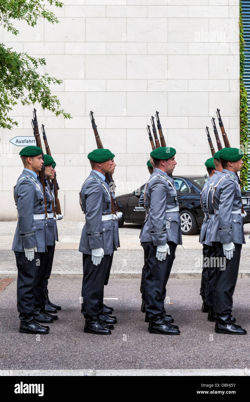 Soldiers of the elite Wachbataillon parade at the Chancellery building ...