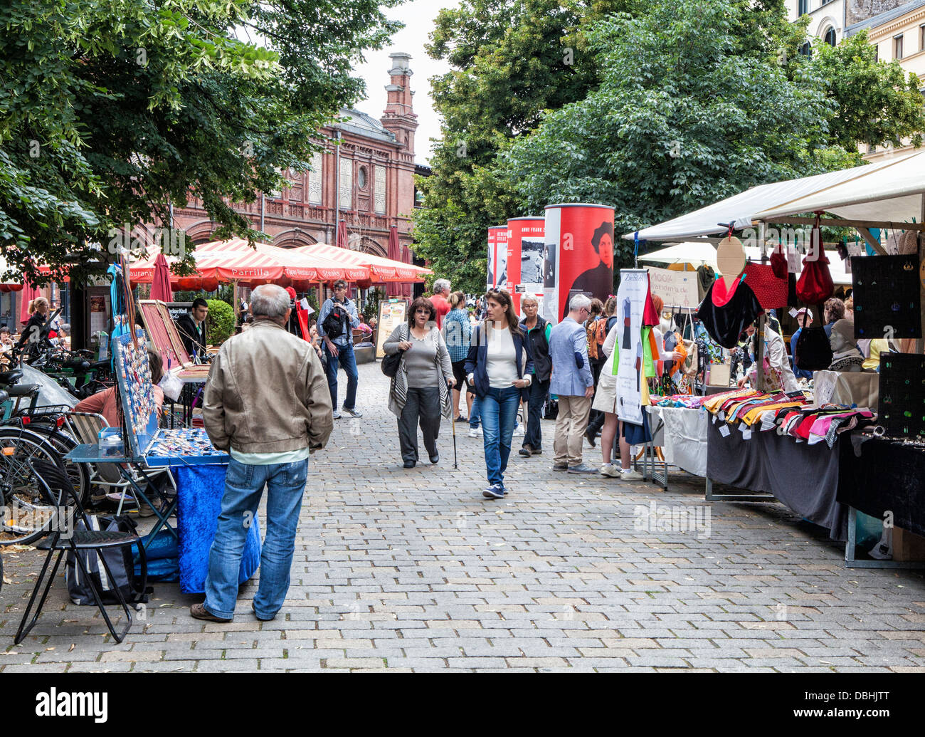 People visit market stalls at Hackesche markt, Mitte Berlin Stock Photo ...
