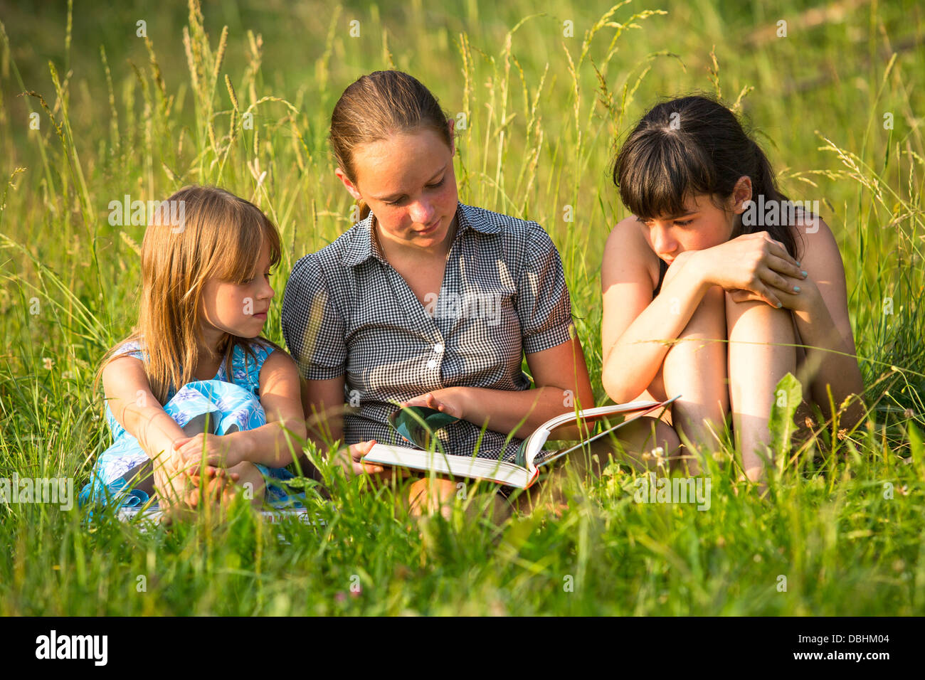 Kids reading books outside hi-res stock photography and images - Alamy