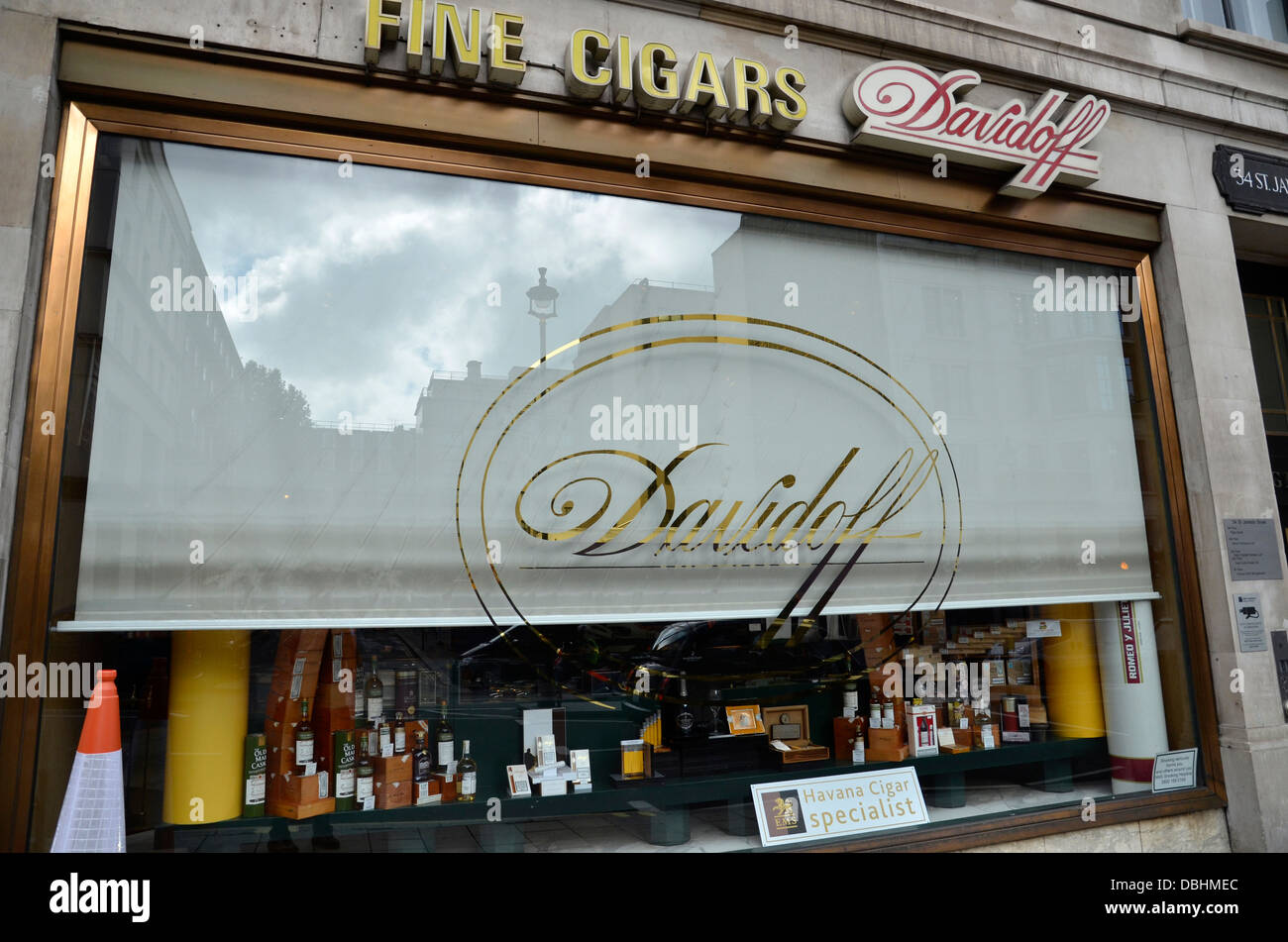 Davidoff Cigar High Resolution Stock Photography and Images - Alamy