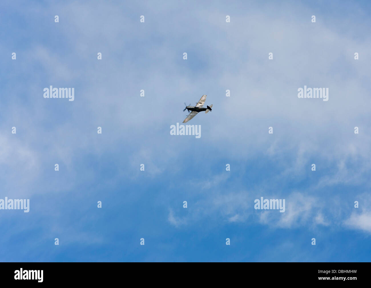 Low flying spitfire hi-res stock photography and images - Alamy