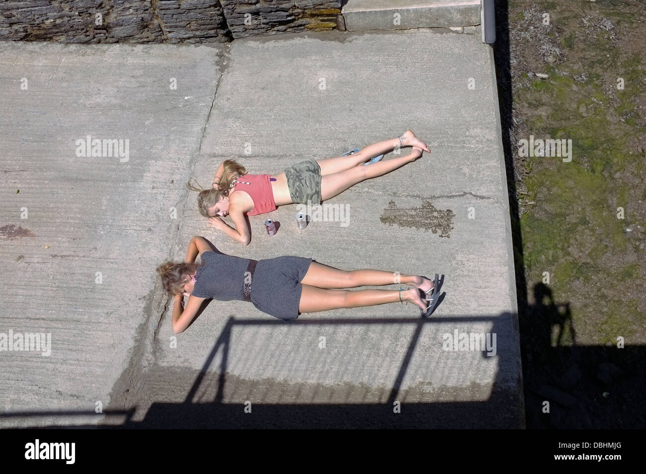 Girls sunbathing hi-res stock photography and images - Alamy