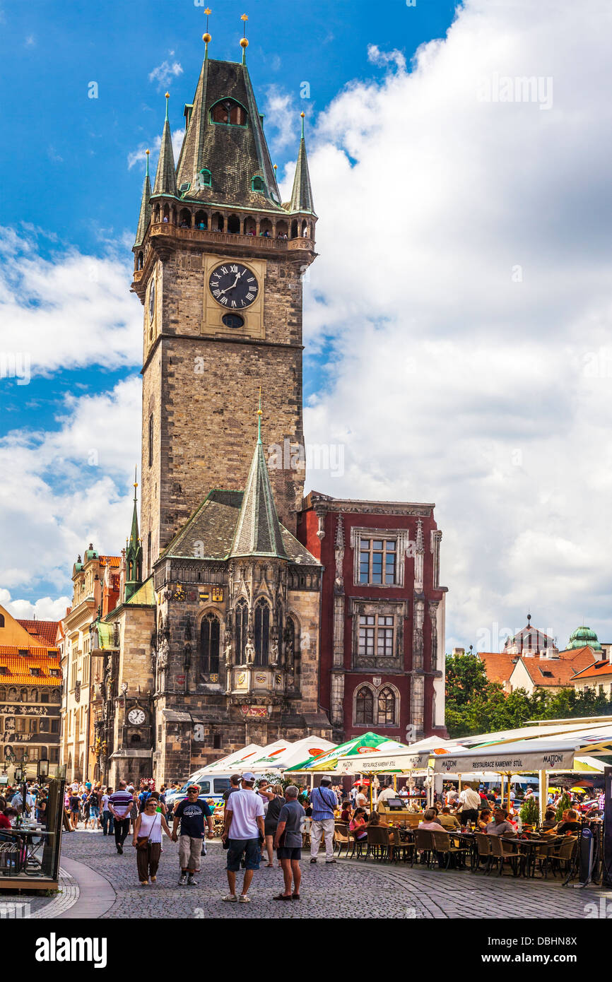 The Town Hall (Staromestska Radnice) and outdoor cafes in the Old Town ...