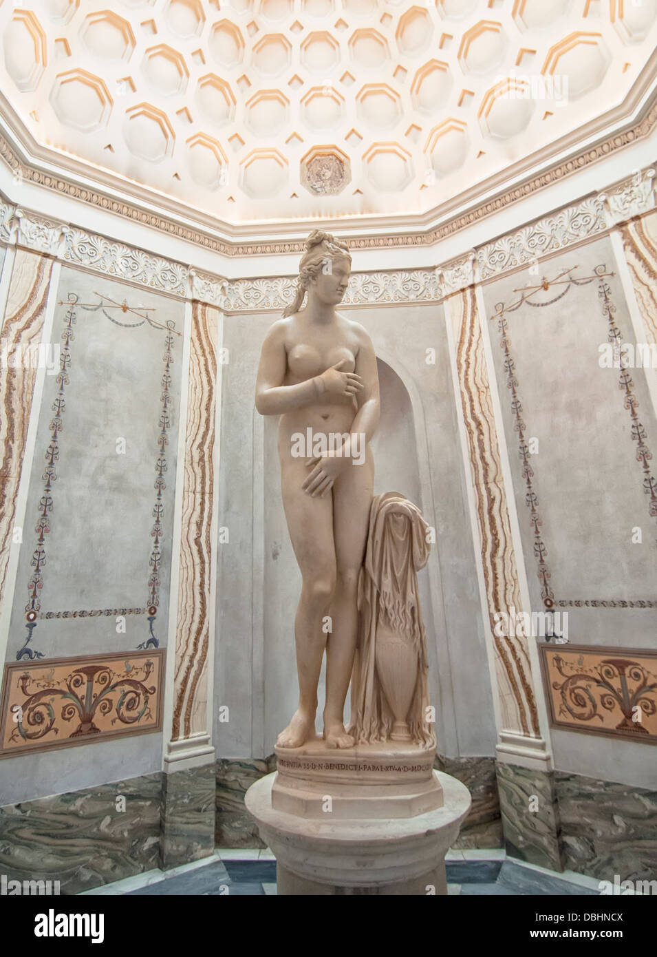 Ancient rome sculpture woman hi-res stock photography and images - Alamy