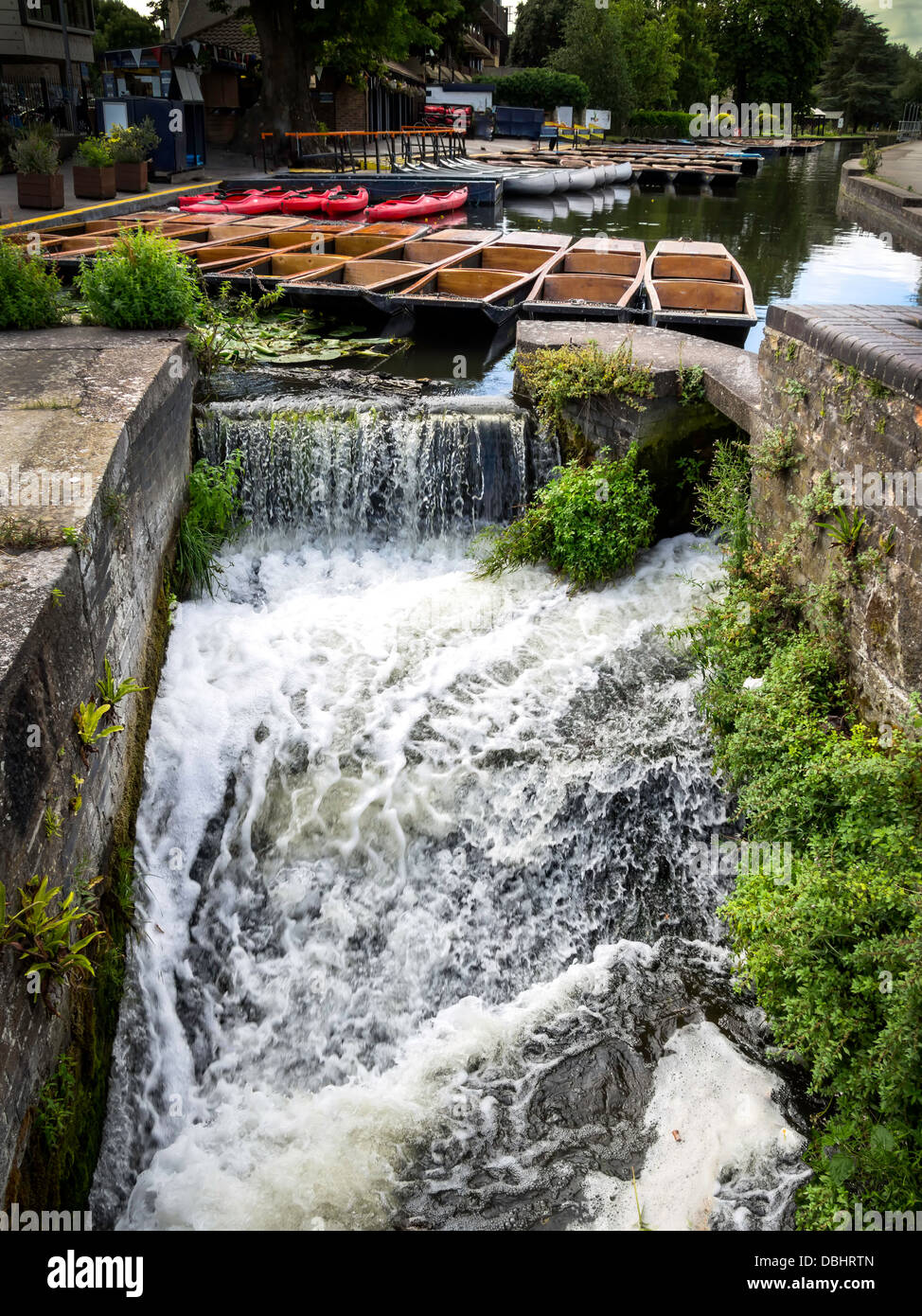 Punts lined up on river in Cambridge England Stock Photo - Alamy