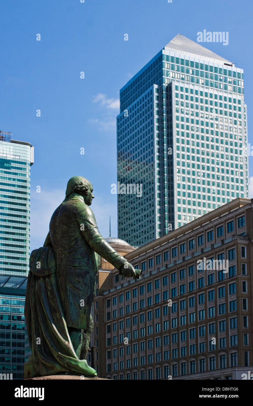 1 Canada square rises out of Canary Wharf, Docklands London Stock Photo ...