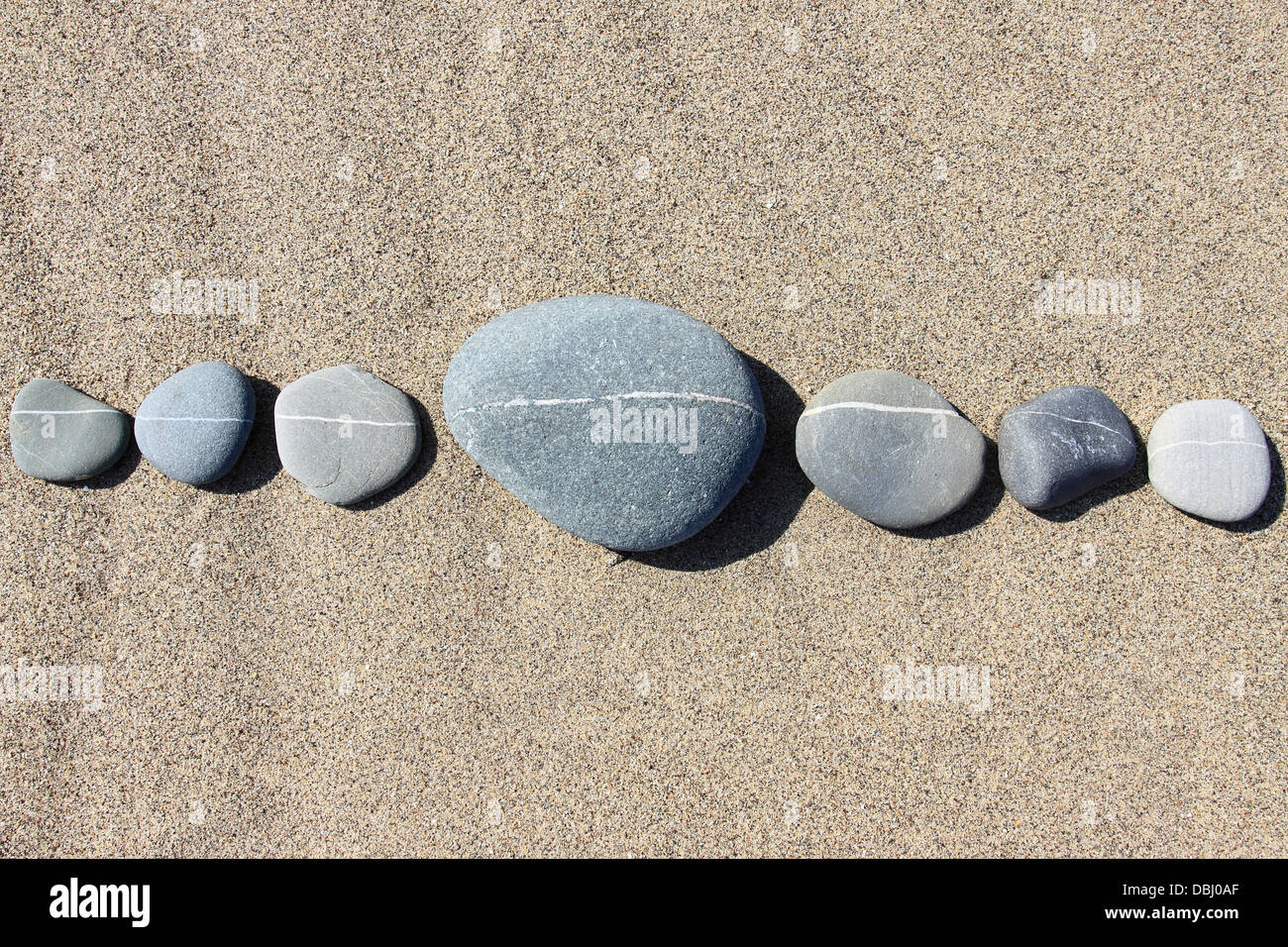 Row of pebbles hi-res stock photography and images - Alamy