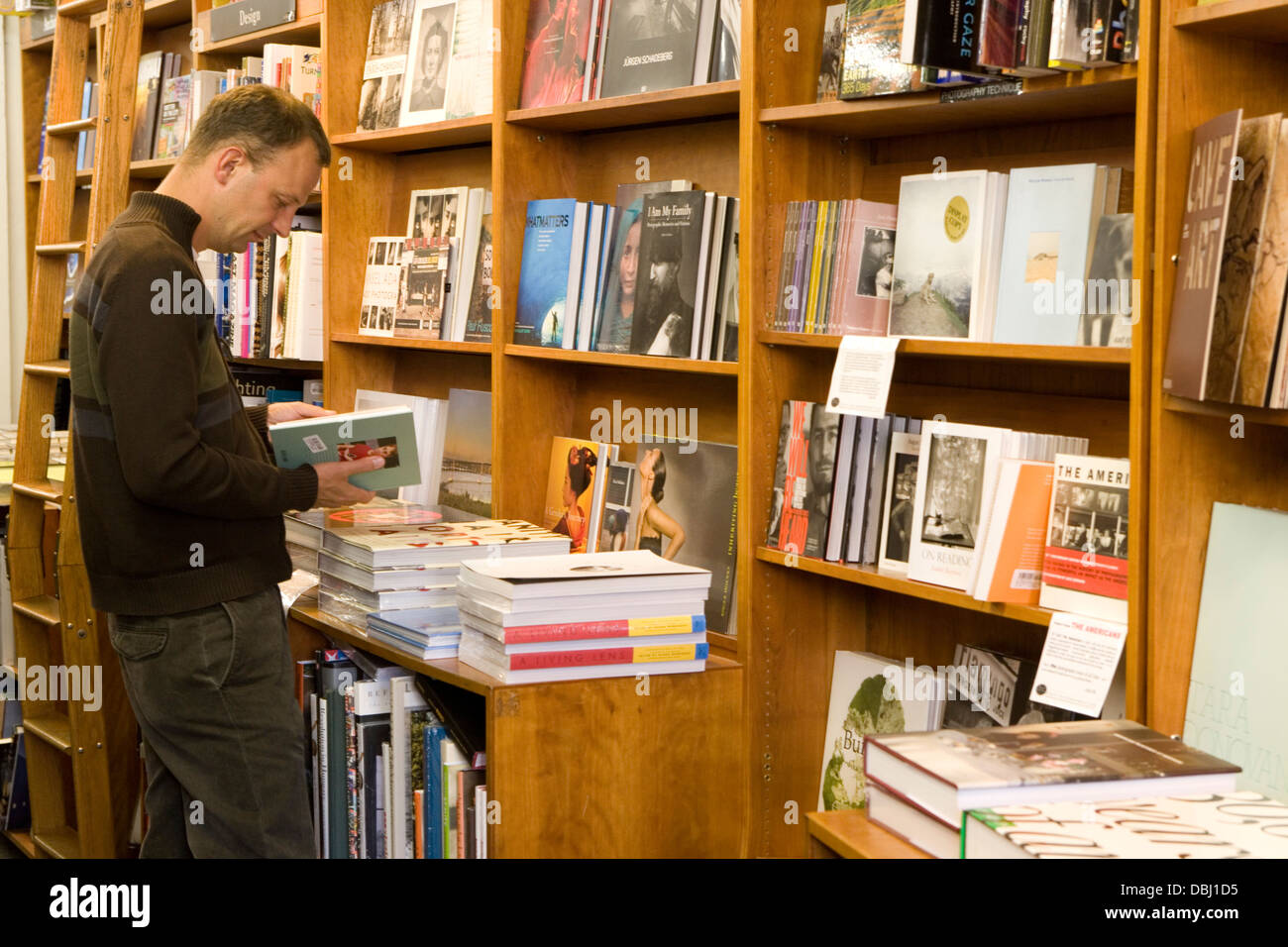 Browsing in a bookshop Stock Photo - Alamy
