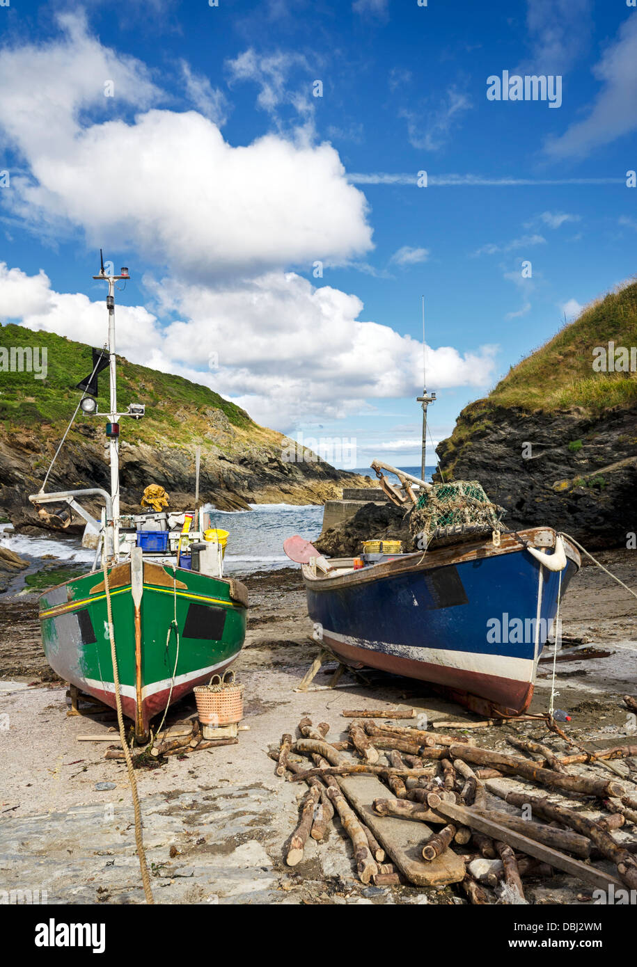 Portloe village harbour cornwall hi-res stock photography and images ...