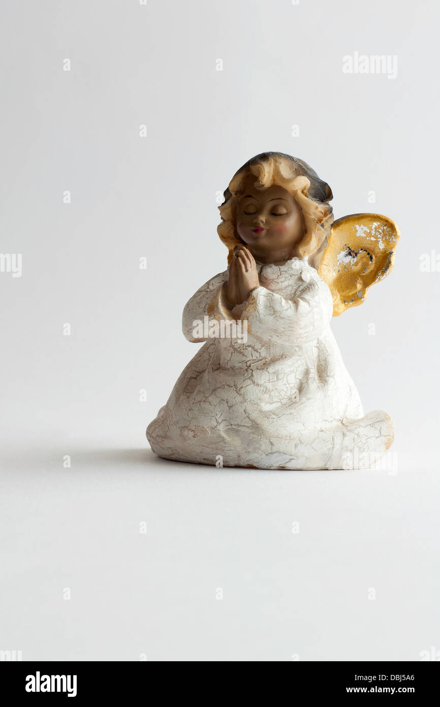 Kneeling angel hi-res stock photography and images - Alamy